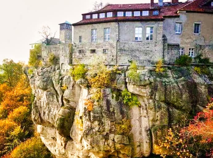 Burg Hohnstein mit Blick über die Sandsteinfelsen 🥇 DresdenAusflug.de