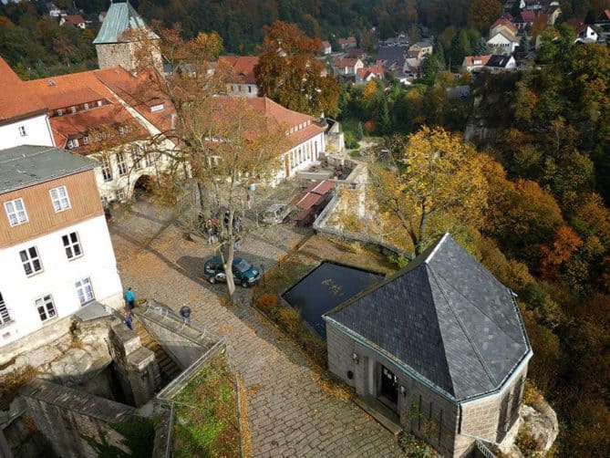 Burg Hohnstein mit Blick über die Sandsteinfelsen 🥇 DresdenAusflug.de